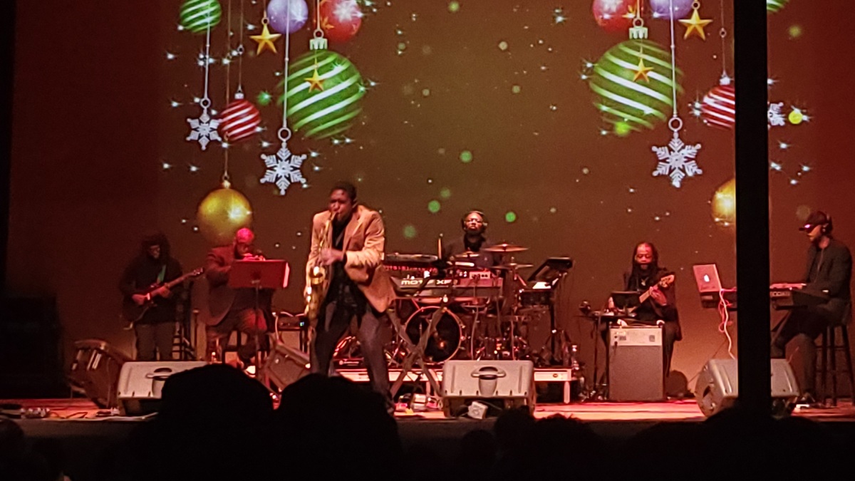 Ellis Hamilton Concert Photos | Concert Archives