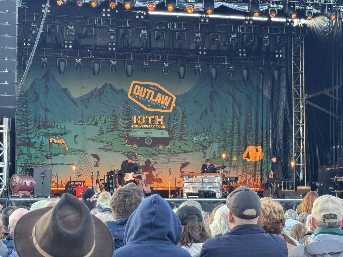 Willie Nelson & Family, Bob Dylan, Billy Strings and Sierra Hull ...