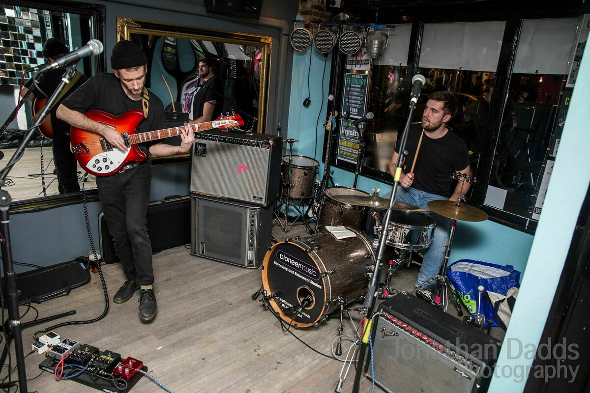 Feb 26, 2016: Superglu / Bruce Willis / Roy at V Bar Colchester ...
