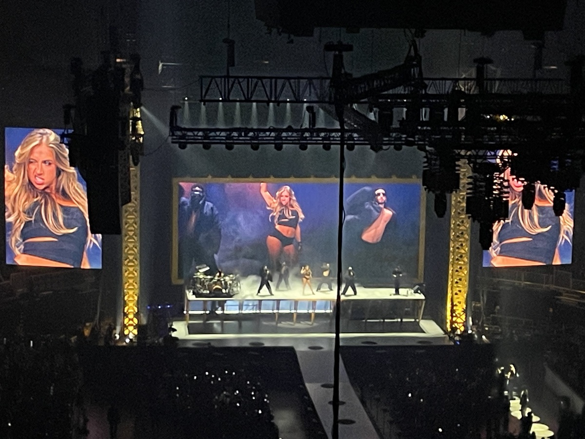 Aug 27, 2025: Tate McRae / Zara Larsson at TD Garden Boston ...