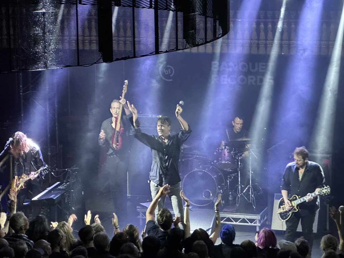 Suede Concert & Tour History (Updated for 2025 - 2026) | Concert Archives