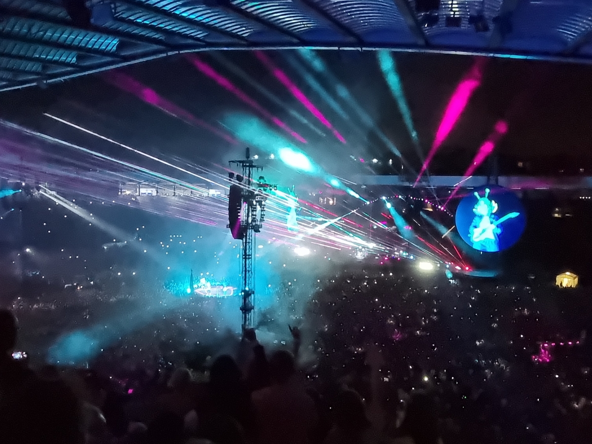 Aug 23, 2022: Coldplay / H.E.R. (US) / Nina Nesbitt / Edwyn Collins at ...