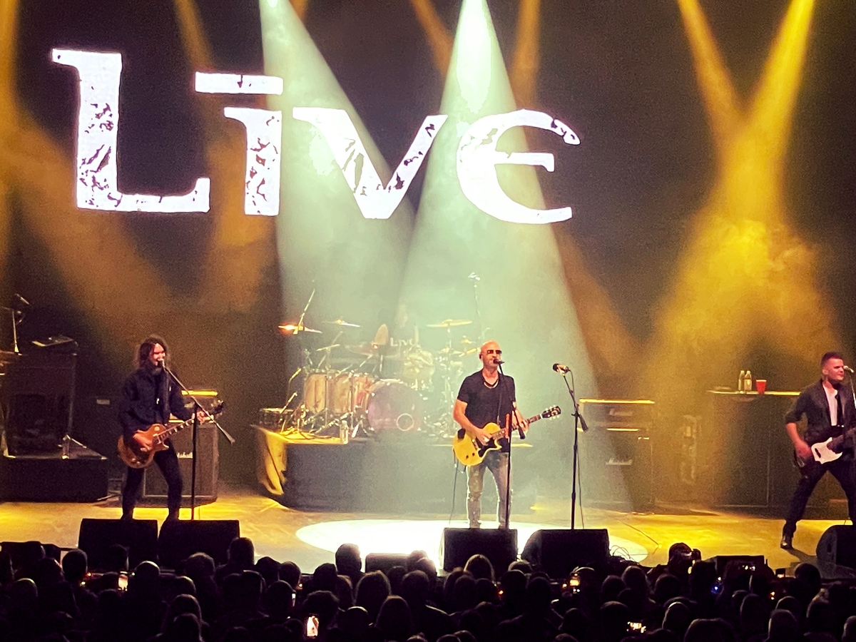 Nov 16, 2022: Live at The Paramount Huntington, New York, United States ...