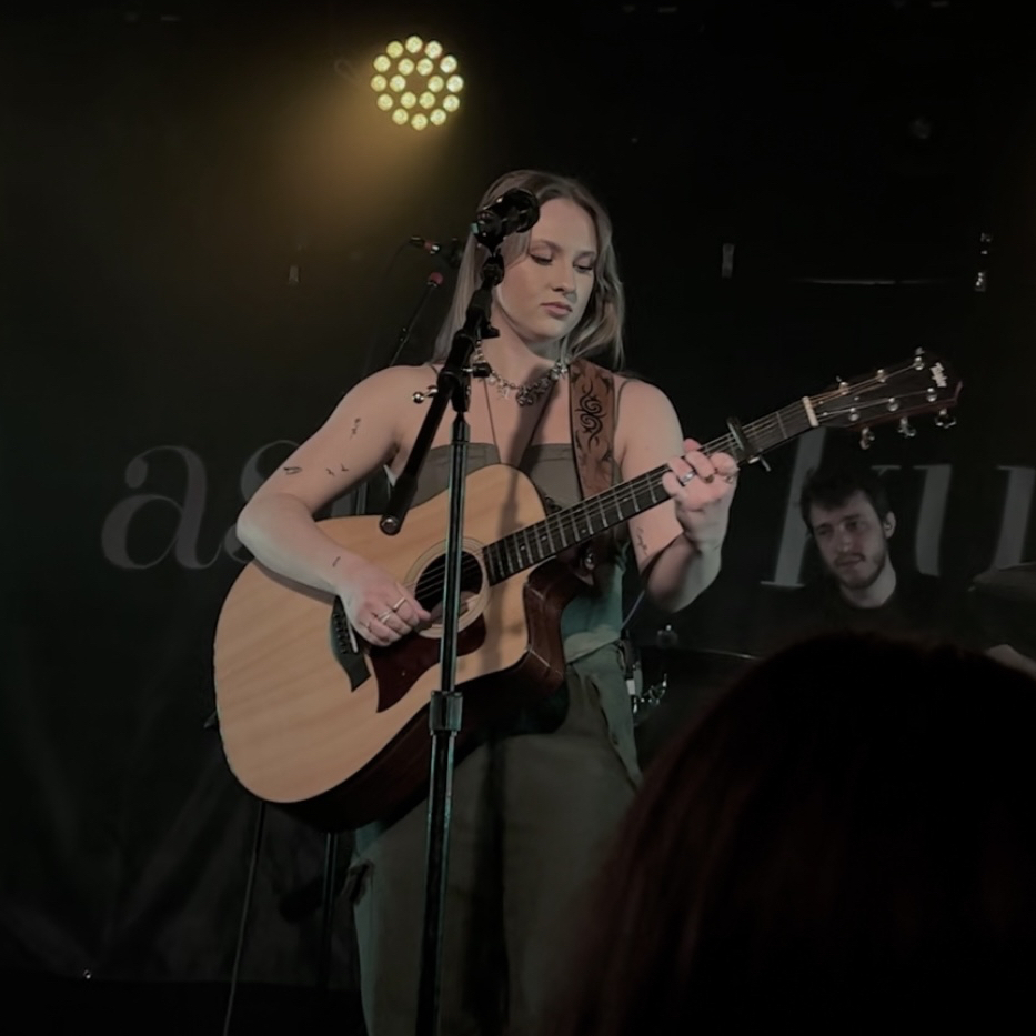 Jan 29, 2023: Ashley Kutcher / Rosie Darling at Upstairs, White Oak ...