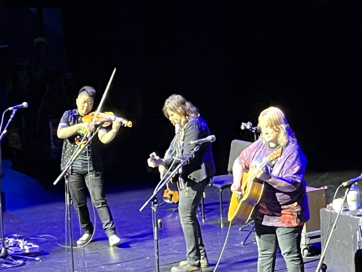 Mar 23, 2023: Indigo Girls at Genesee Theatre Waukegan, Illinois ...