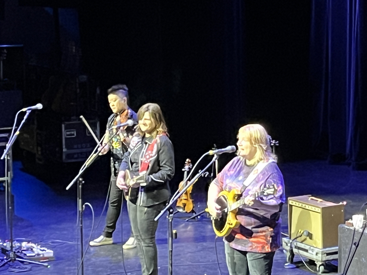Mar 23, 2023: Indigo Girls at Genesee Theatre Waukegan, Illinois ...