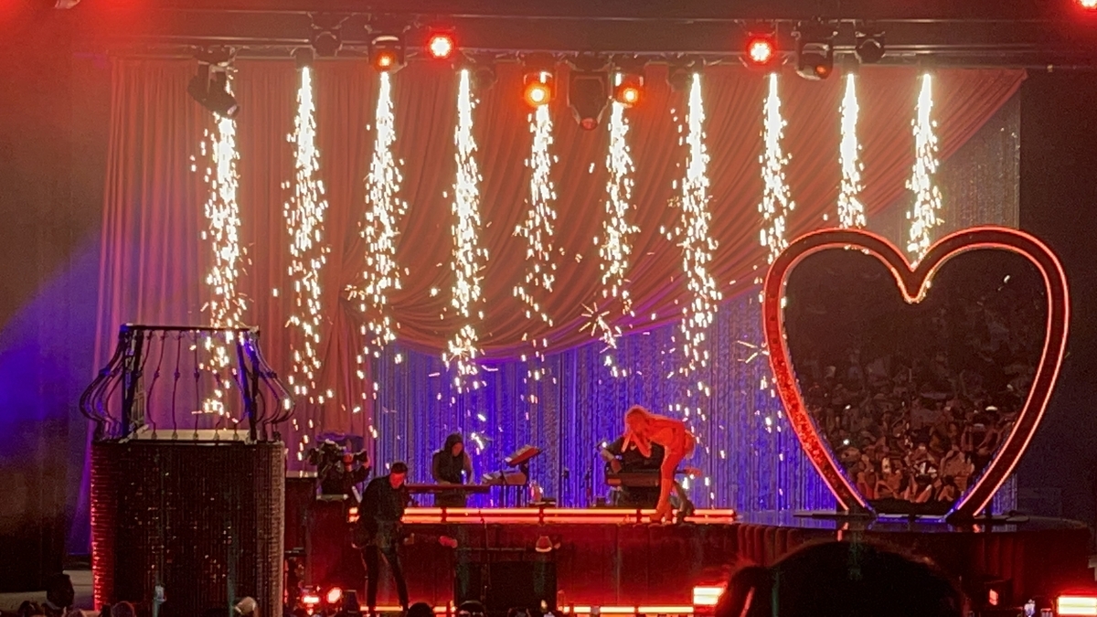 Apr 20, 2023: Sabrina Carpenter / spill tab / Blu Detiger at Greek ...