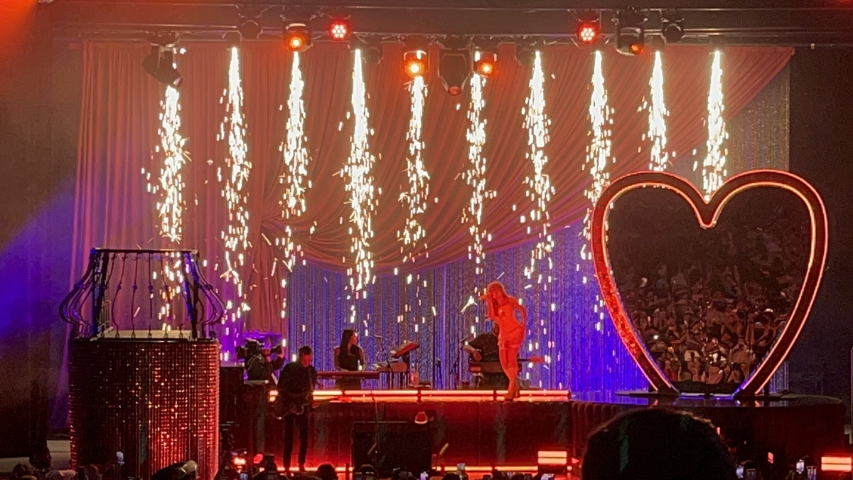 Apr 20, 2023: Sabrina Carpenter / spill tab / Blu Detiger at Greek ...