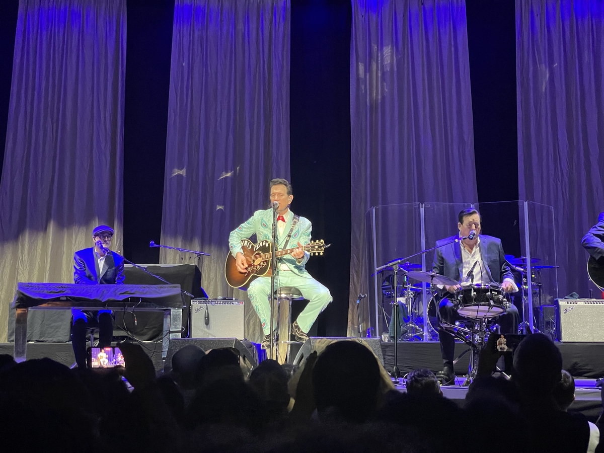 Jun 22, 2023: Chris Isaak / Gabriel Rios at Noches del botánico Madrid ...