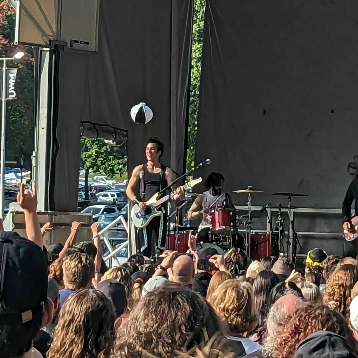 Giovannie and the Hired Guns Concert Photos | Concert Archives