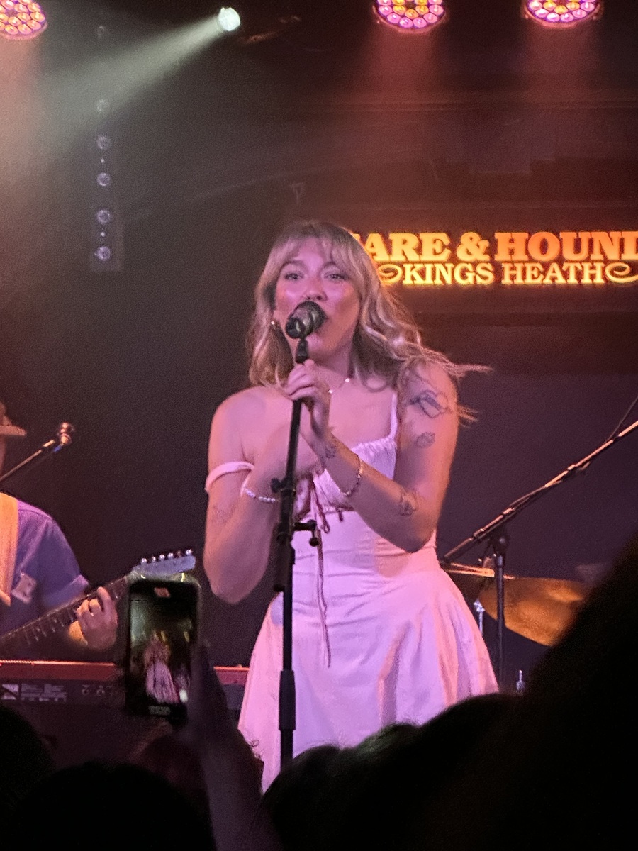 Elle Coves Concert & Tour History (Updated for 2024) | Concert Archives