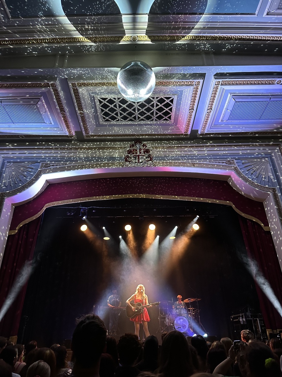 Elle Coves Concert & Tour History (Updated for 2024) | Concert Archives