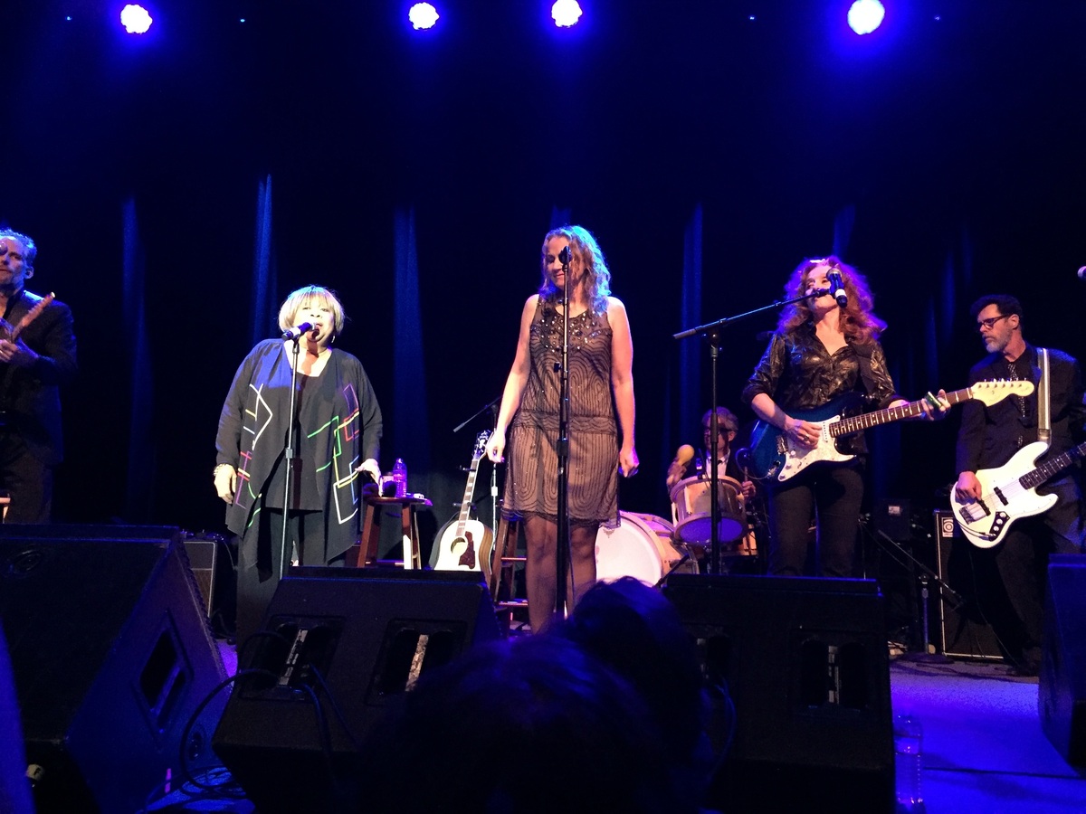 Bonnie Raitt Concert & Tour History (Updated for 2023 - 2024) | Concert ...