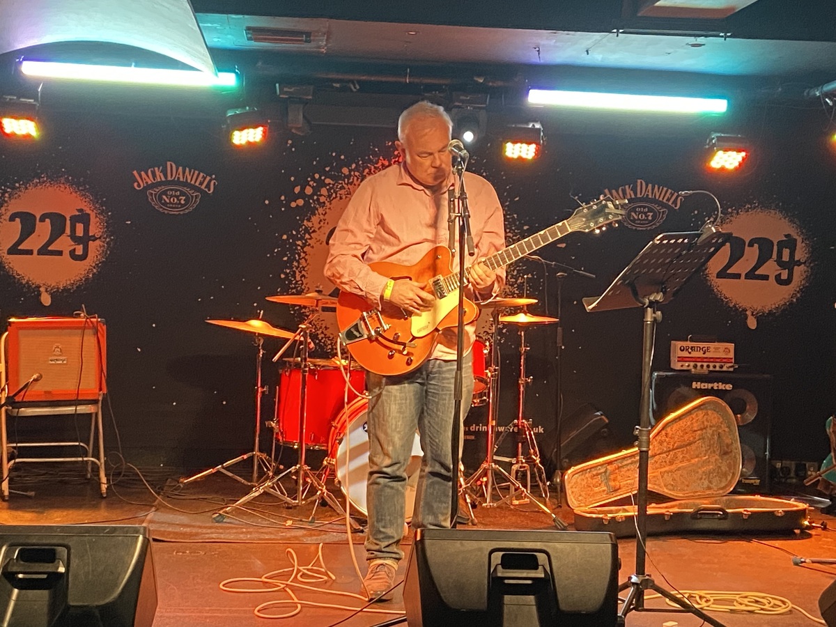 Dec 01, 2023: Blue Orchids / David Lance Callahan at Venue 2, 229 ...