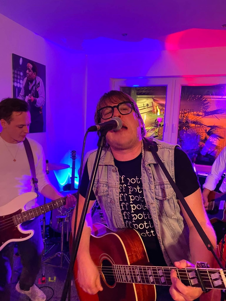 Oct 16, 2021: Grillmaster Flash & The Jungs at Wohnzimmerkonzert Grevenbroich, North Rhine ...