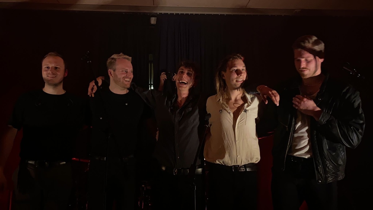 Alex Mayr Concert Photos | Concert Archives