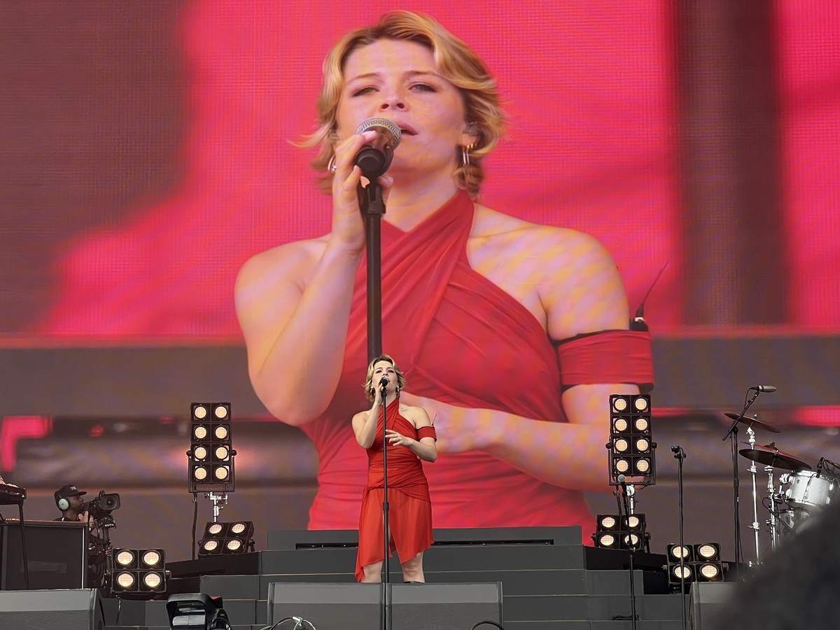 NewJeans Concert & Tour History (Updated for 2024) | Concert Archives