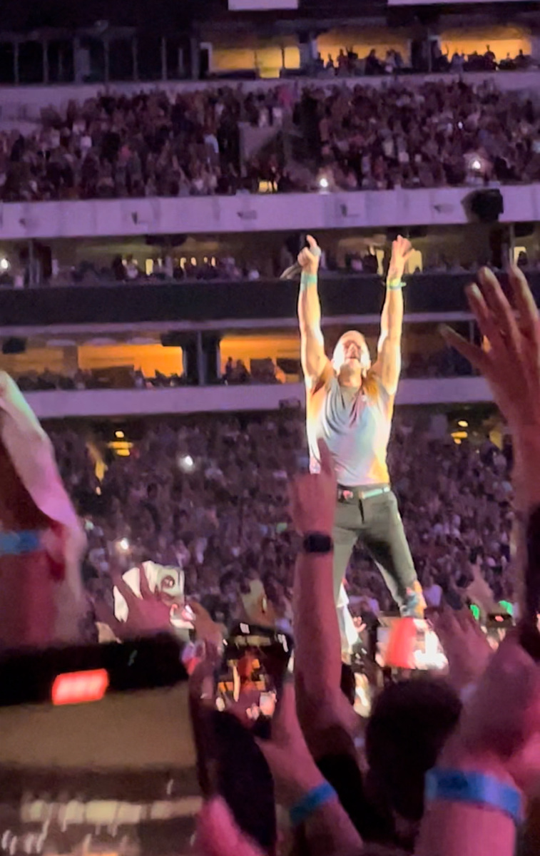 Jun 08, 2022: Coldplay / H.E.R. / Lizzy McAlpine at Lincoln Financial ...