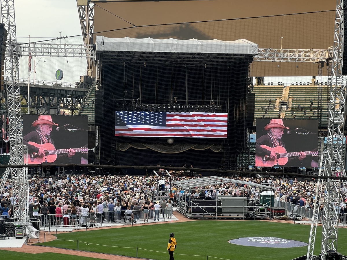 Jul 27, 2024: Chris Stapleton / Willie Nelson / Sheryl Crow at T-Mobile ...