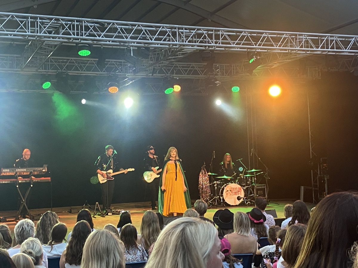 Katy Ellis Concert & Tour History | Concert Archives