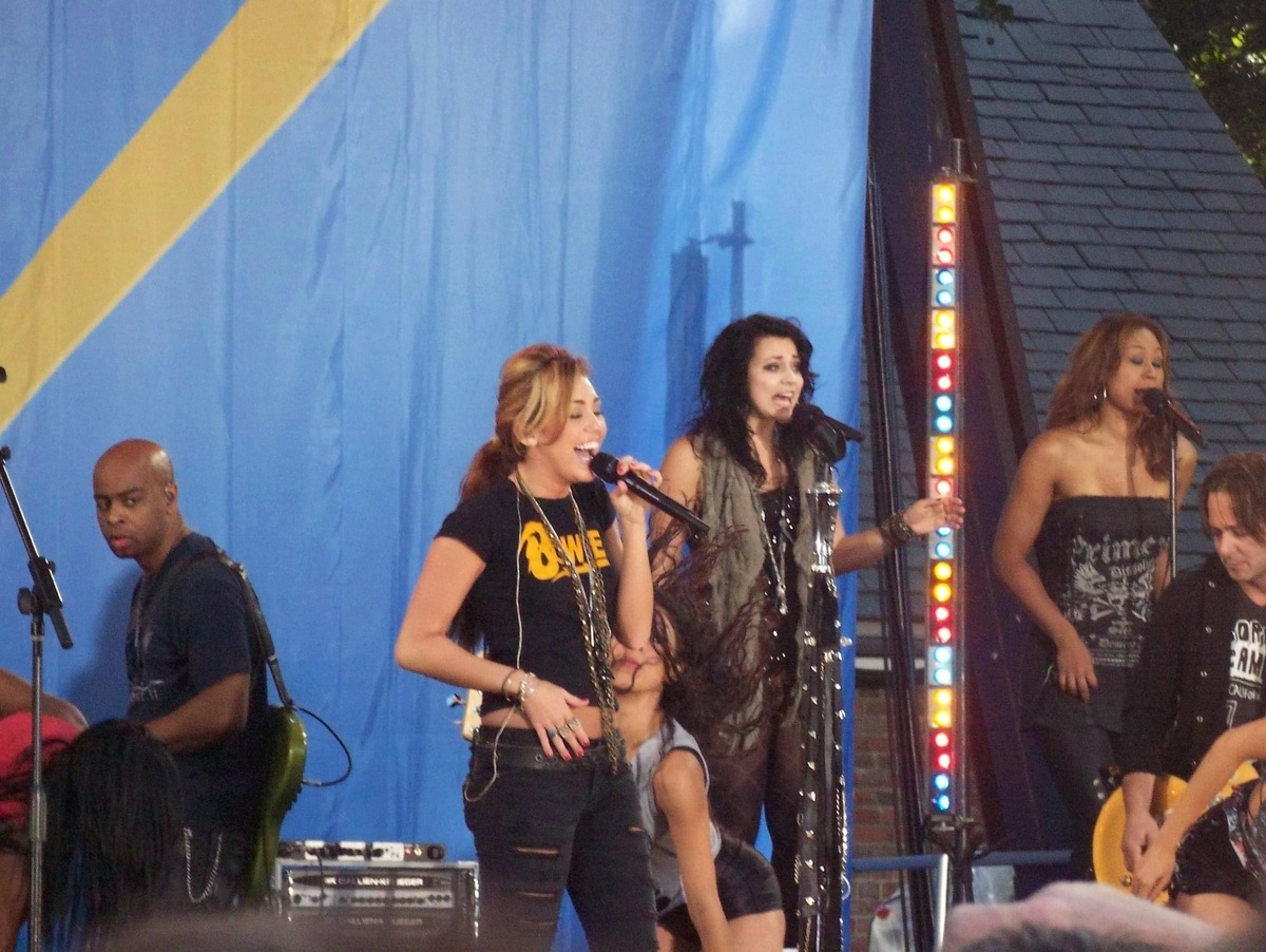 Miley Cyrus Concert & Tour History (Updated for 2025) | Concert Archives