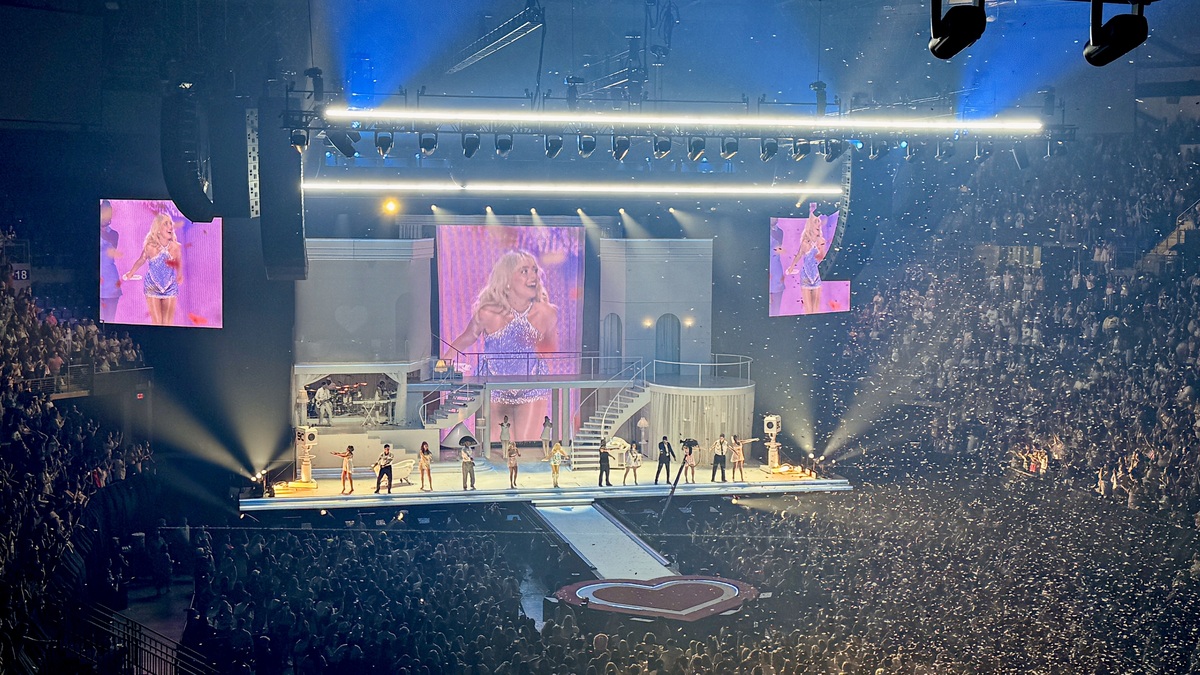 Oct 17, 2024: Sabrina Carpenter / Griff at Chaifetz Arena St Louis ...